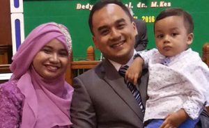Lulusan Terbaik FK, Dedy Syahrizal Diwisuda Bersama Isteri ...