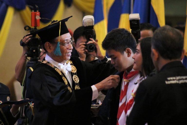 Nilai Kebangsaan Warnai Pengukuhan Mahasiswa Baru UNAIR 2019 ...