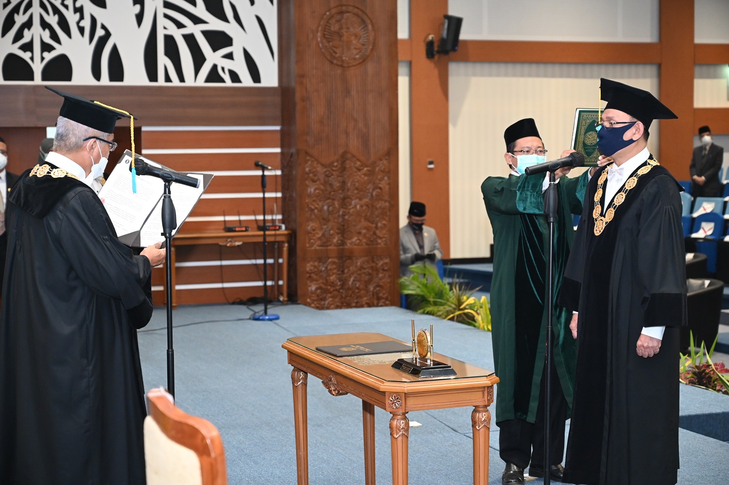 Elected by acclamation, Prof. Nasih appointed as UNAIR Rector ...