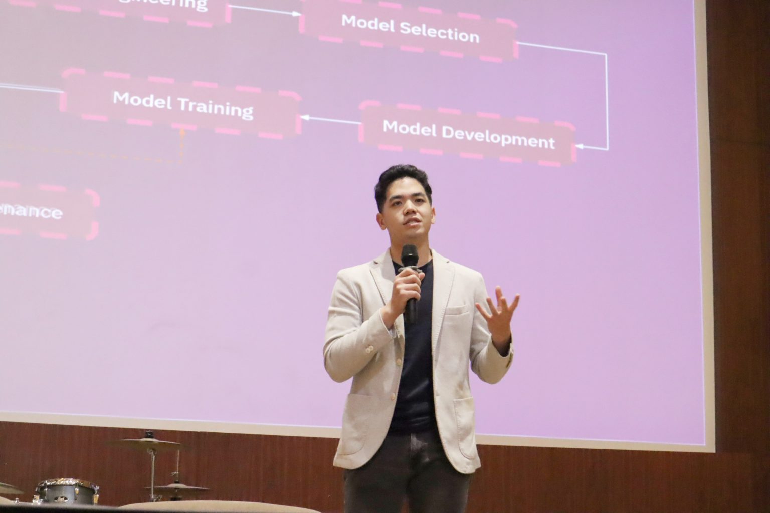Alumni Stanford University Bahas Penggunaan AI di UNAIR Lewat ILEN ...