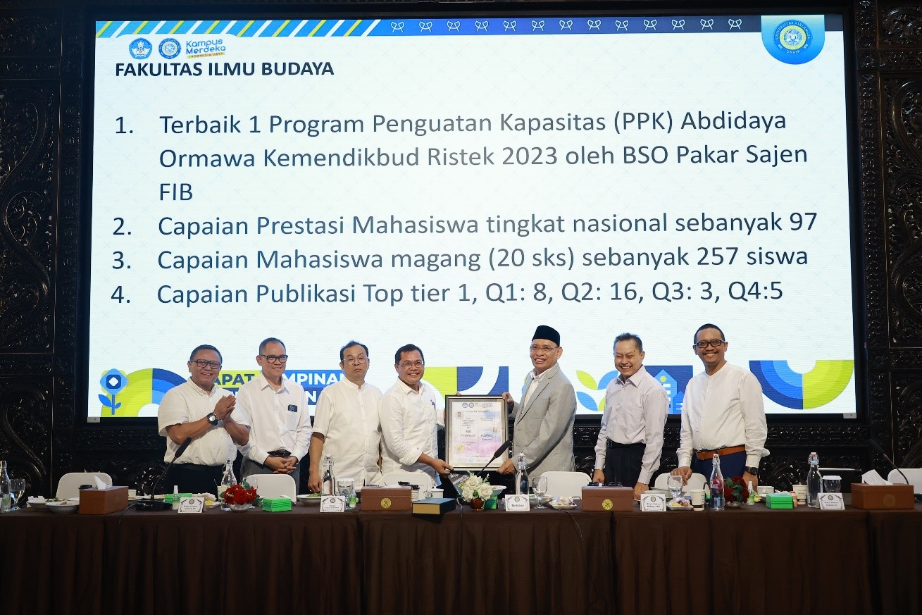 FIB UNAIR Mendapat Penghargaan Akhir Tahun dari Rektor - Universitas ...