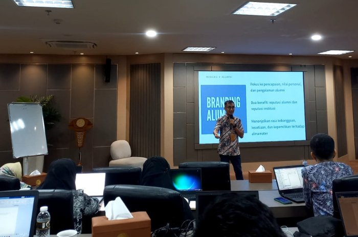 Branding Alumni dan Mahasiswa UNAIR, Optimalisasi Media Era Digital ...