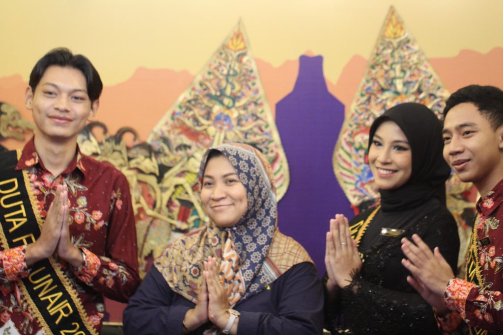 Duta FIB UNAIR Beri Pengalaman Berbeda dalam AEE 2024 - Universitas ...