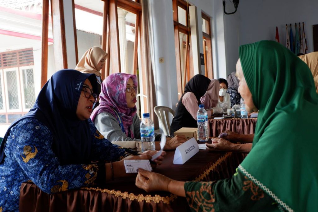 BEM FIB UNAIR Gelar Medical Check Up Gratis untuk Lansia - Universitas ...