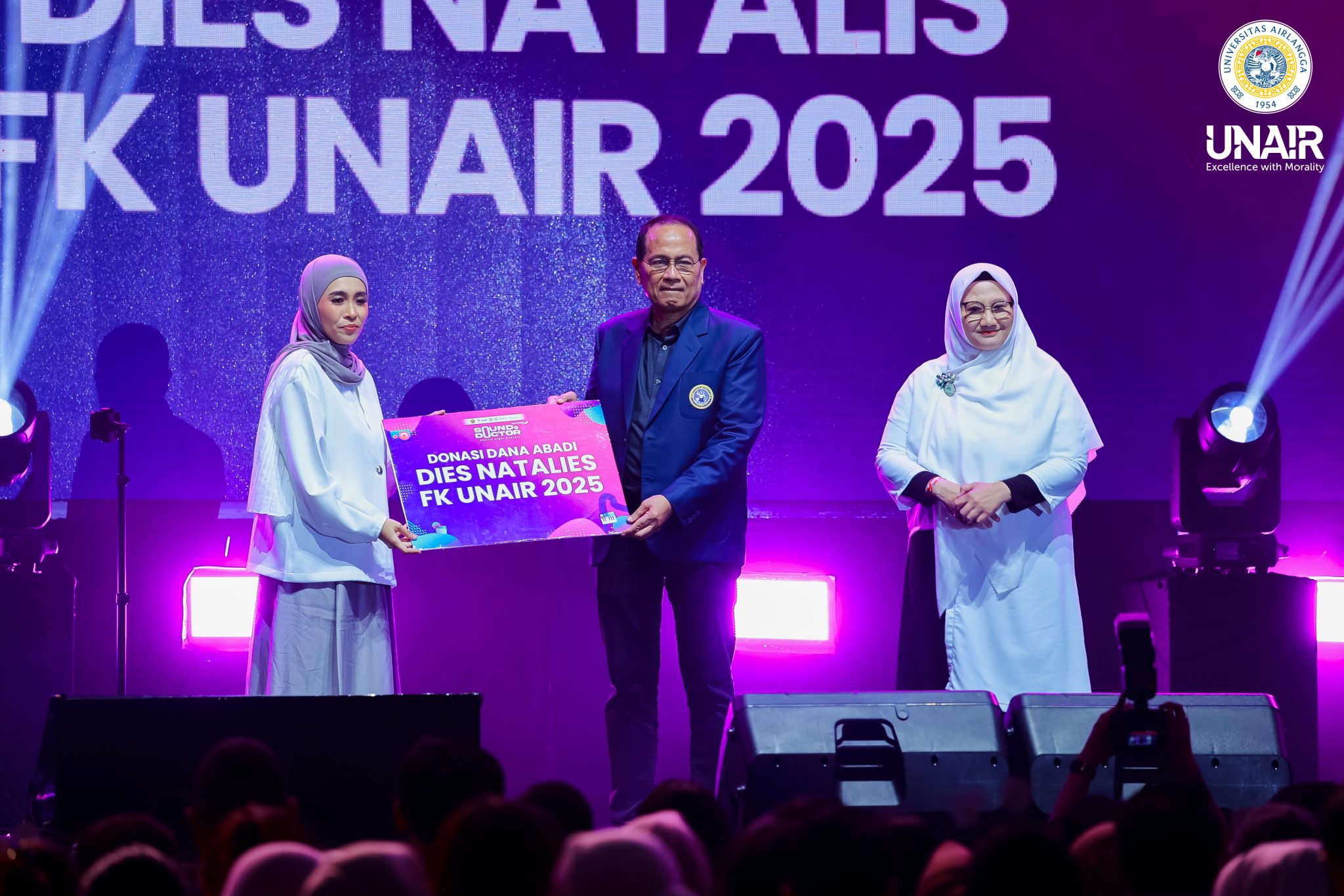 Foto : Dies Natalis FK UNAIR (Sound of Doctor) - Universitas Airlangga ...