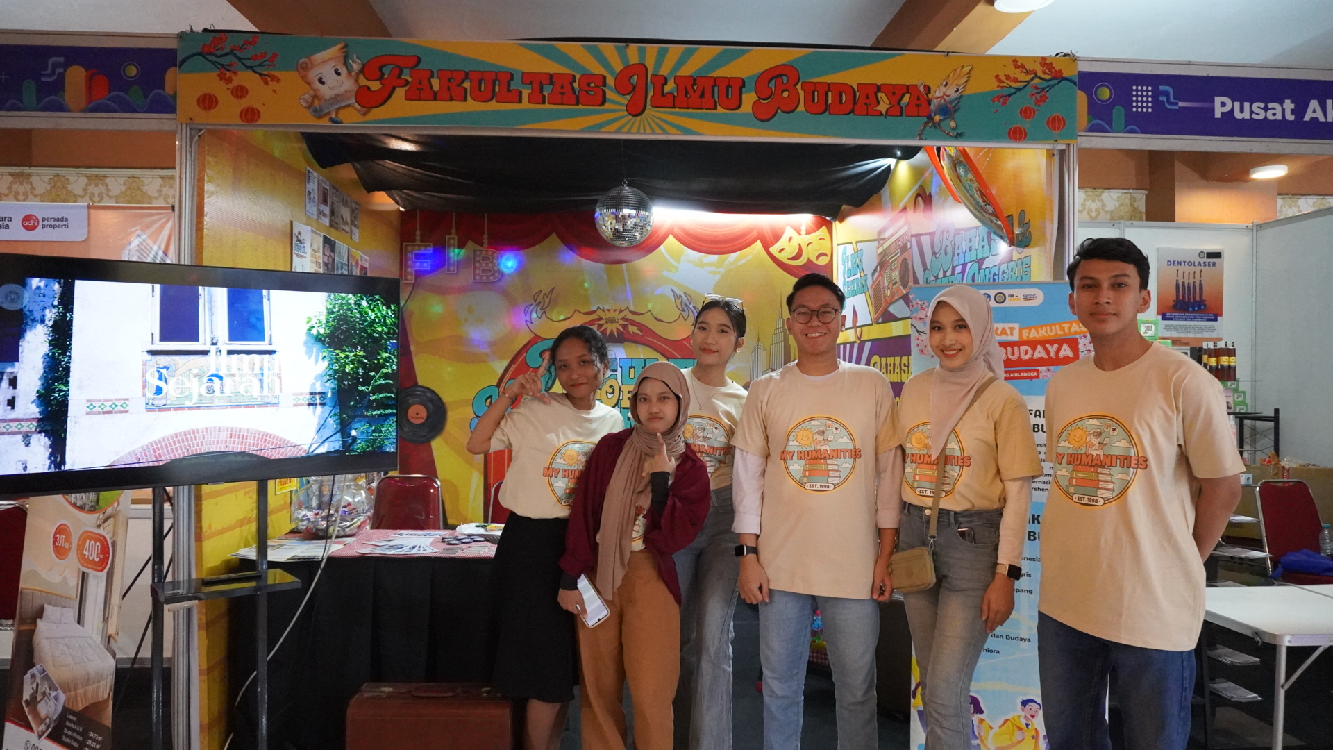 Nuansa Nostalgia Budaya Booth FIB AEE 2026 - Universitas Airlangga ...